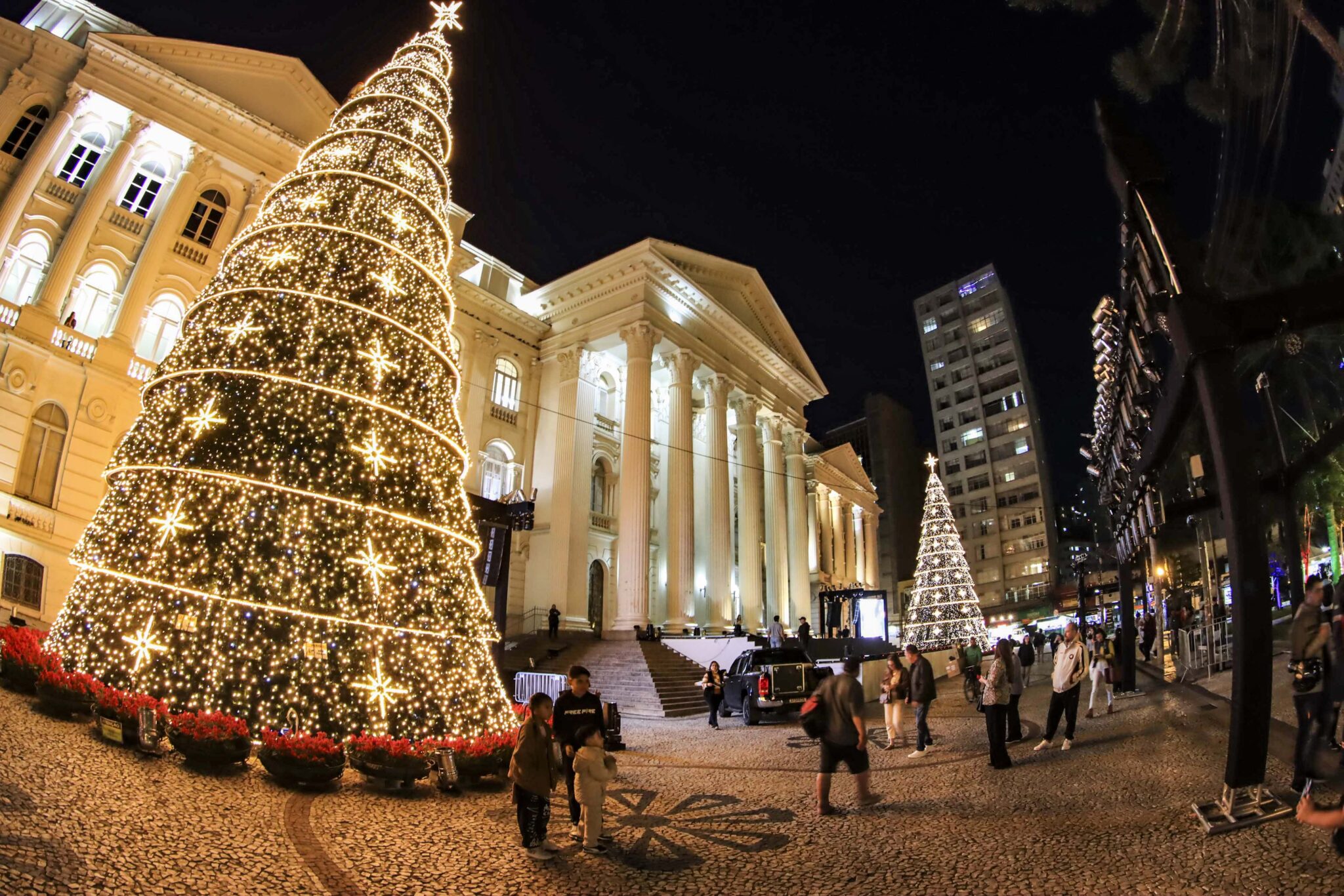 Roteiro iluminado: saiba onde ver as árvores do Natal de Curitiba até o ...